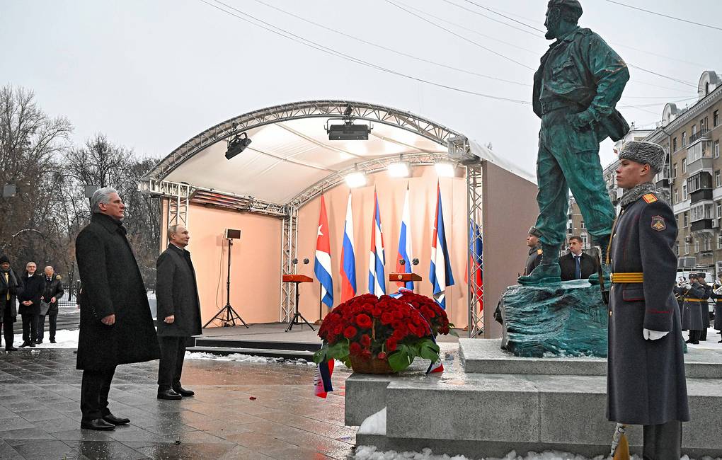 Putin, Cuban president unveil monument to Fidel Castro in Moscow ...
