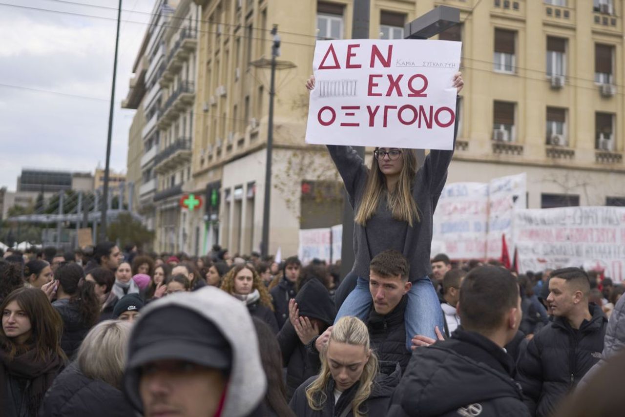 Wave of protests in Greece over Tempi rail crash deaths and cover-up ...